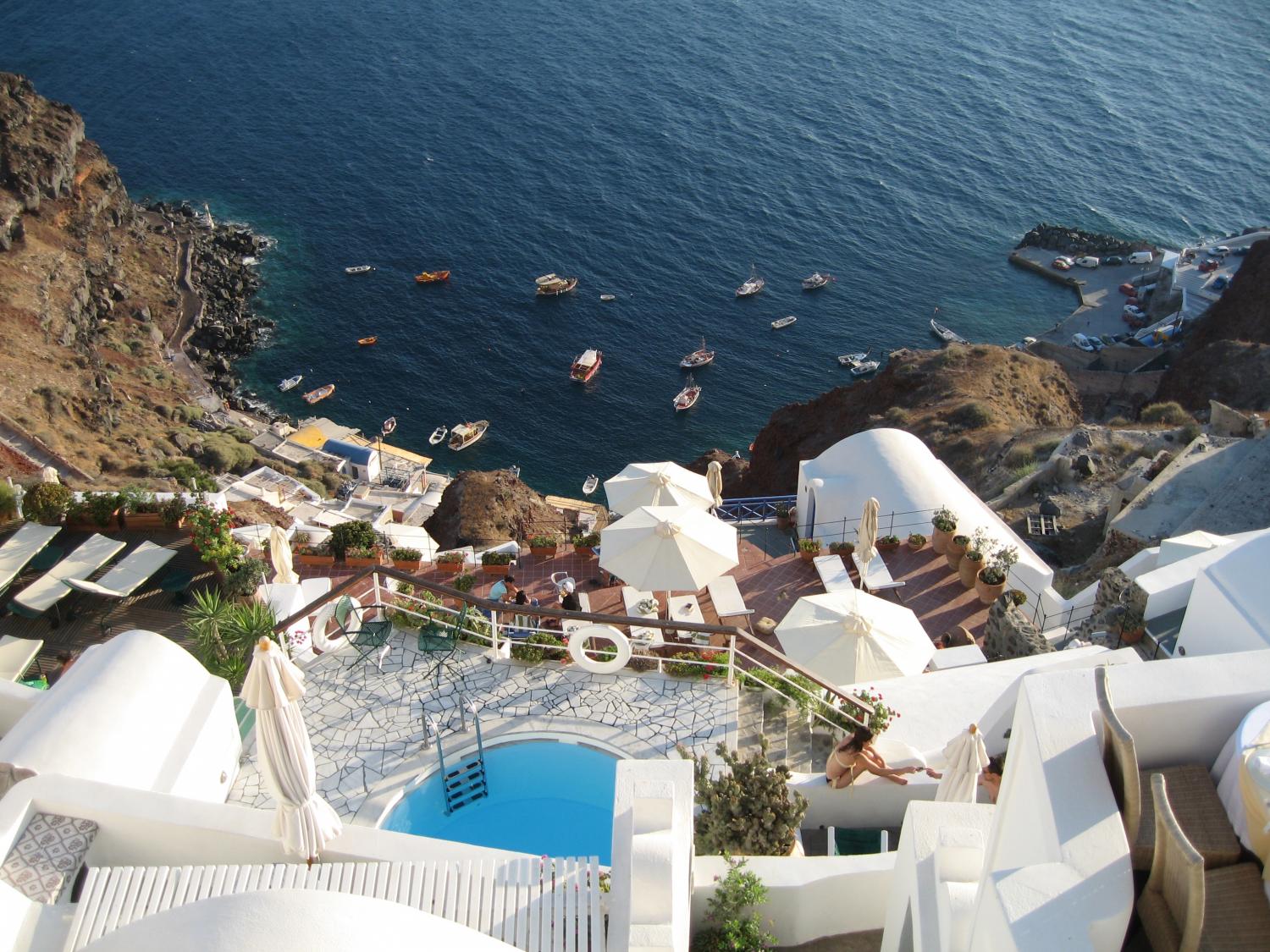 Visiter le Port d'Athinios: avis & conseils pratiques | Guide Avygeo